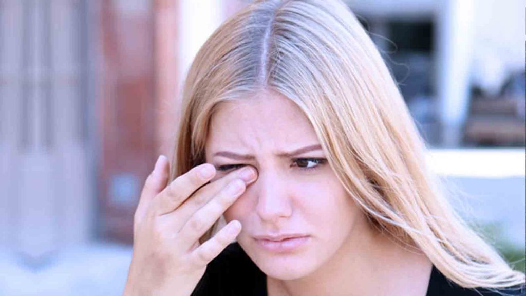 Ini Bahayanya Akibat Sering Mengucek Mata - Berita Seleb & Lifestyle